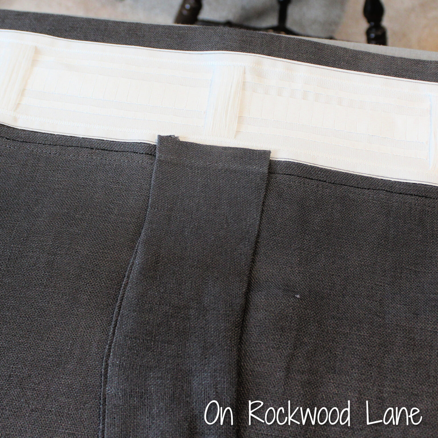 Farmhouse Kitchen Window Treatment – Free DIY Tutorial